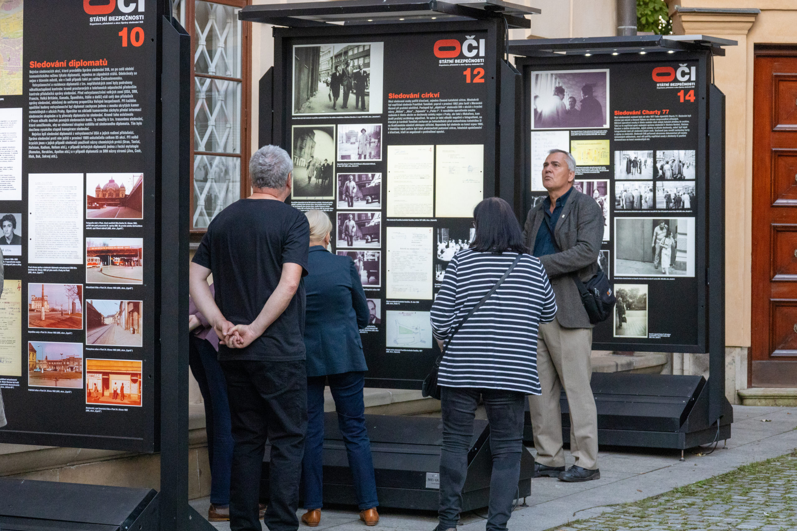 Oči Státní bezpečnosti: Edukativní výstava v parku Kampa - Praha školská